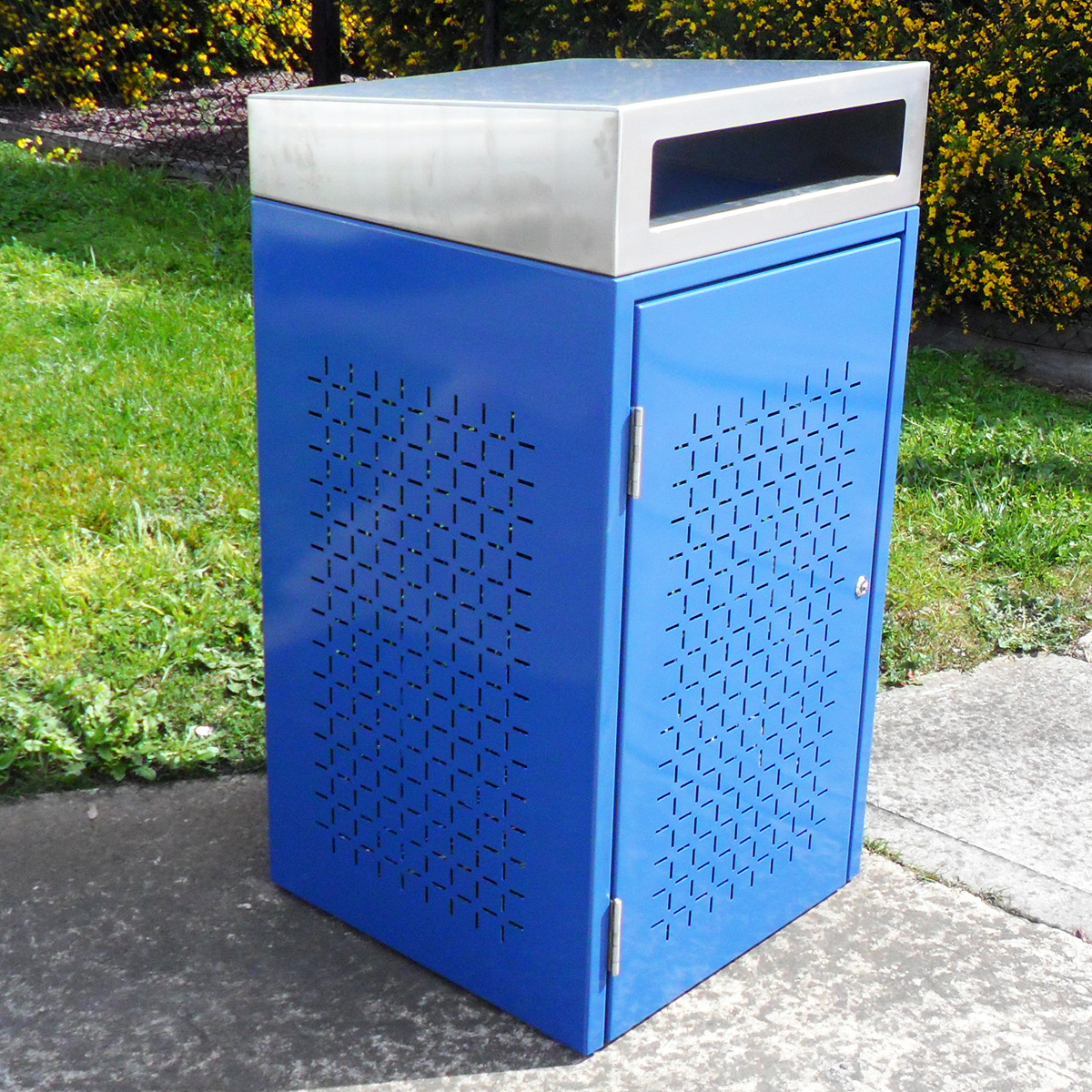 Nelson – BN220 | Urban Design Group | Street Furniture Manufacturer