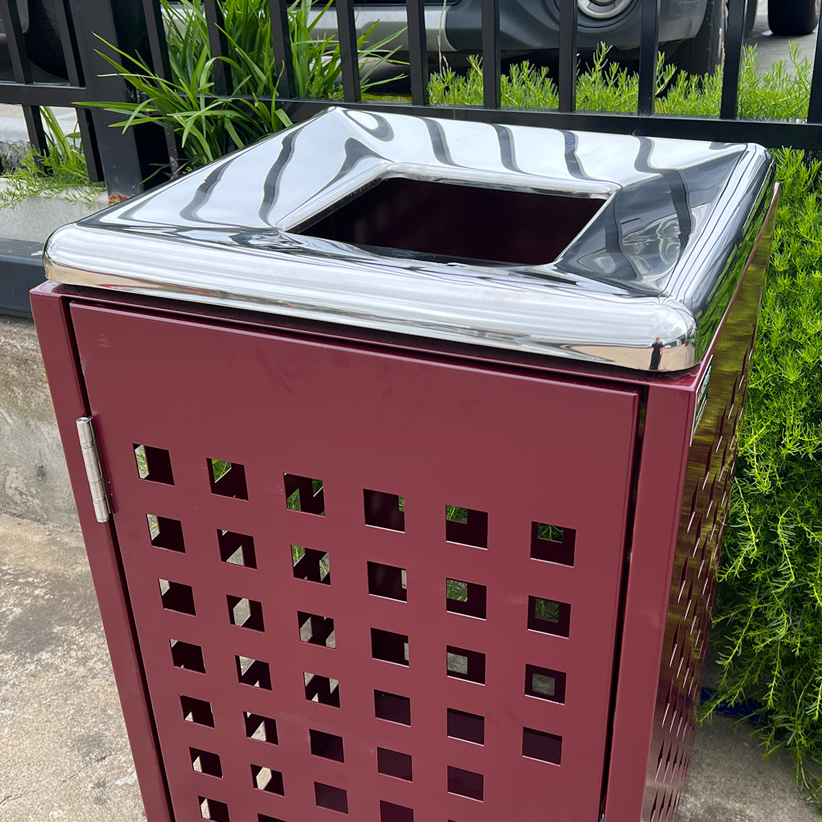 Oakwood – BN40 PL Litter Bin | Urban Design Group | Park Furniture