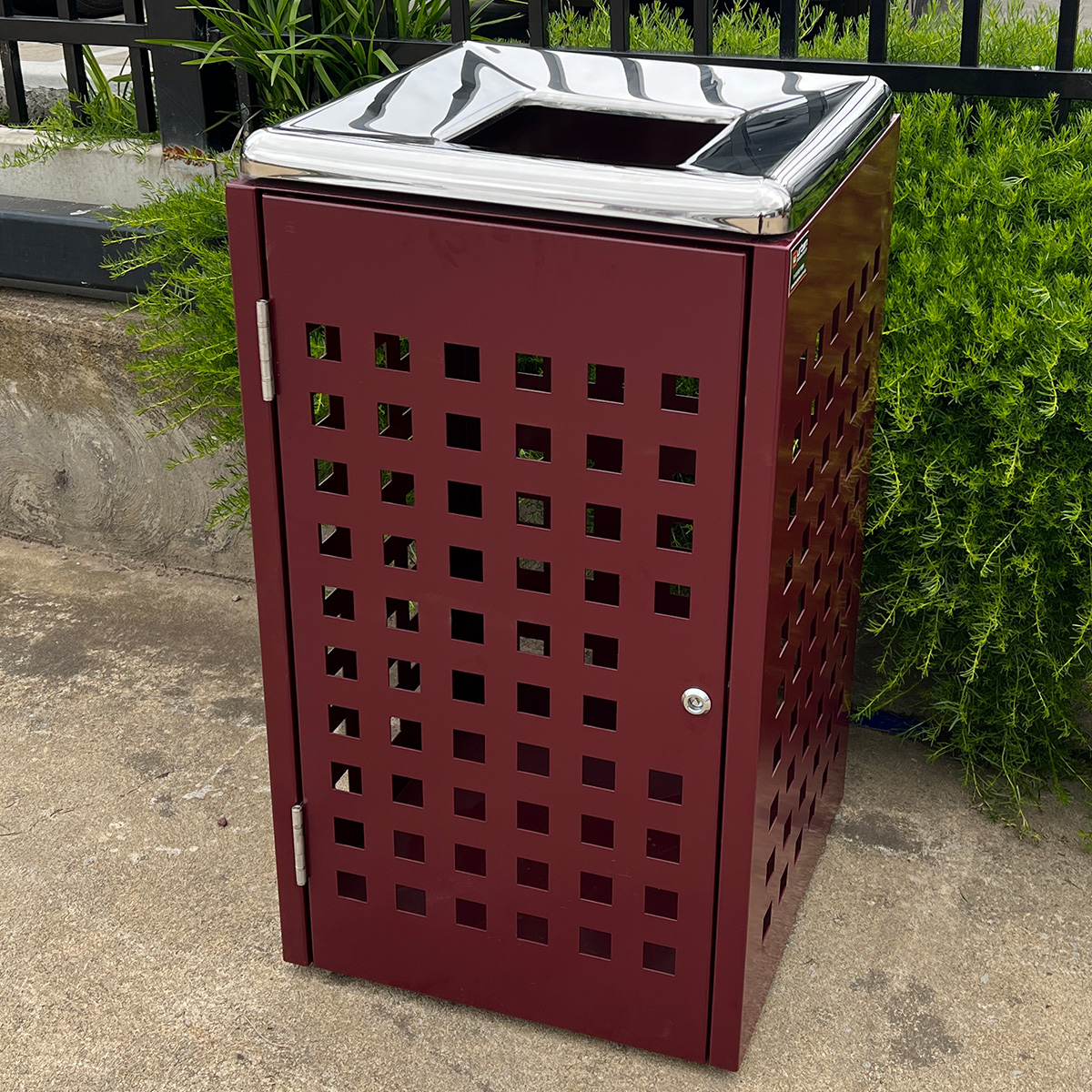 Oakwood – BN40 PL Litter Bin | Urban Design Group | Park Furniture